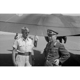 ImagesDéfense - Le général Stumme est accueilli à sa descente d'avion ...