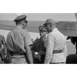 ImagesDéfense - Le général Stumme est accueilli à sa descente d'avion ...