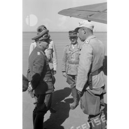 ImagesDéfense - Le général Stumme est accueilli à sa descente d'avion ...