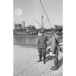 ImagesDéfense - Le général Stumme visite la ville et le port de Tobrouk ...