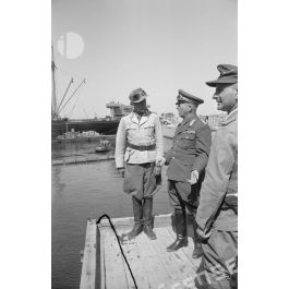 ImagesDéfense - Le général Stumme visite la ville et le port de Tobrouk ...