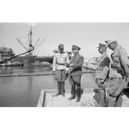 ImagesDéfense - Le général Stumme visite la ville et le port de Tobrouk ...