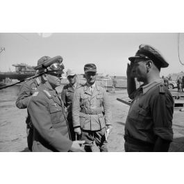 ImagesDéfense - Le général Stumme visite la ville et le port de Tobrouk ...