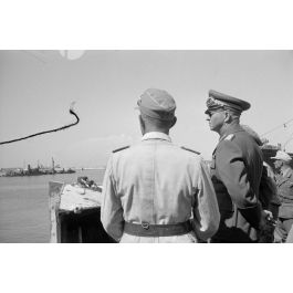 ImagesDéfense - Le général Stumme visite la ville et le port de Tobrouk ...