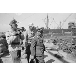 ImagesDéfense - Le général Stumme visite la ville et le port de Tobrouk ...