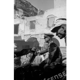 ImagesDéfense - Le général Stumme visite la ville et le port de Tobrouk ...