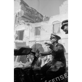 ImagesDéfense - Le général Stumme visite la ville et le port de Tobrouk ...