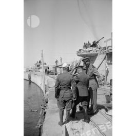 ImagesDéfense - Le général Stumme visite la ville et le port de Tobrouk ...