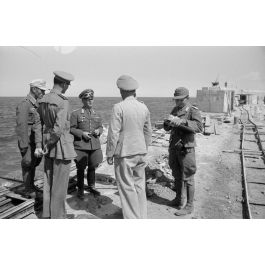 ImagesDéfense - Le général Stumme visite la ville et le port de Tobrouk ...