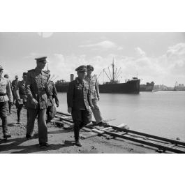 ImagesDéfense - Le général Stumme visite la ville et le port de Tobrouk ...