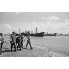 ImagesDéfense - Le général Stumme visite la ville et le port de Tobrouk ...