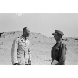 ImagesDéfense - Le colonel (Oberst) Ewert et un Leutnant devant un ...