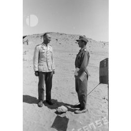 ImagesDéfense - Le colonel (Oberst) Ewert et un Leutnant devant un ...