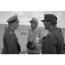 ImagesDéfense - Le maréchal (Generalfeldmarschall) Erwin Rommel remet ...