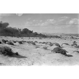 ImagesDéfense - Des débris d'un avion en feu près d'un drapeau de la ...