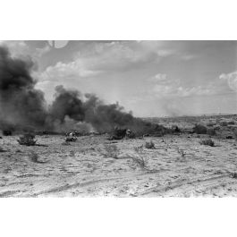ImagesDéfense - Des débris d'un avion en feu près d'un drapeau de la ...