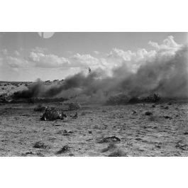 ImagesDéfense - Des débris d'un avion en feu près d'un drapeau de la ...
