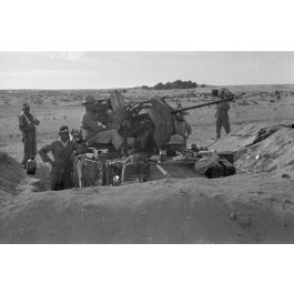 ImagesDéfense - Un camion Horch Kfz-18 armé d'un canon de 2 cm FlaK 38.
