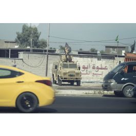 ImagesDéfense - Un véhicule blindé AMZ Dzik stationne devant des ...