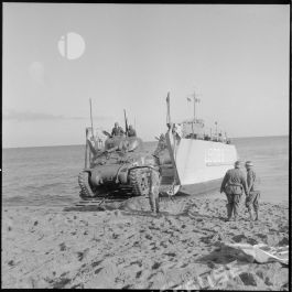 ImagesDéfense - Débarquement d'un char M4 Sherman à bord d'un landing ...