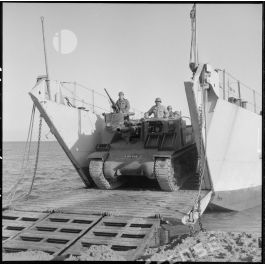 ImagesDéfense - Débarquement d'un char M4 Sherman à bord d'un landing ...