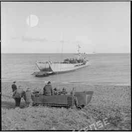 ImagesDéfense - Débarquement d'un char M4 Sherman à bord d'un landing ...