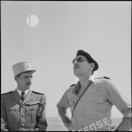 ImagesDéfense - Echange entre le général Massu et un lieutenant des ...