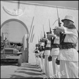 ImagesDéfense - Départ du Fort Flatters (Bordj Omar Driss) d'un groupe ...