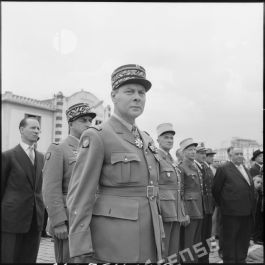 ImagesDéfense - Le général de division Beaufre pendant le défilé du 8 ...