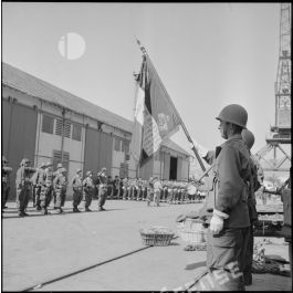 ImagesDéfense - Débarquement du drapeau du 57e RI (régiment d ...