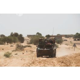 ImagesDéfense - Un véhicule de l'avant blindé (VAB) traverse un village ...