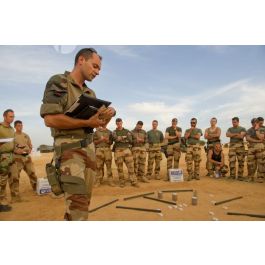 ImagesDéfense - Un officier intervient lors d'un briefing sur caisse à ...