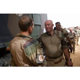 ImagesDéfense - Le général Marc Foucaud salue un officier des unités ...