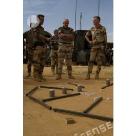 ImagesDéfense - Un officier fait la démonstration d'un briefing sur ...