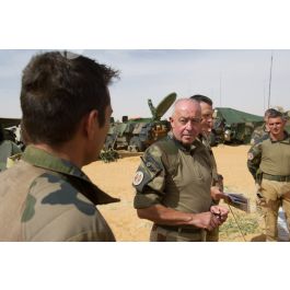 ImagesDéfense - Le général Marc Foucaud assiste à un briefing aux côtés ...