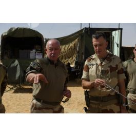 ImagesDéfense - Le général Marc Foucaud assiste à un briefing aux côtés ...