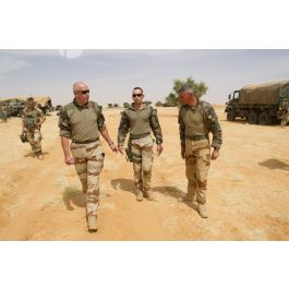 ImagesDéfense - Le général Marc Foucaud est accompagné par les colonels ...