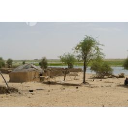 ImagesDéfense - Habitations d'un village sur une berge du fleuve Niger ...