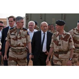 ImagesDéfense - Le ministre de la Défense Jean-Yves Le Drian discute ...