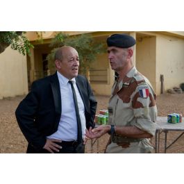 ImagesDéfense - Le ministre de la Défense Jean-Yves Le Drian discute ...