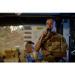 ImagesDéfense - Le colonel Hubert Goupil dirige un briefing au centre ...