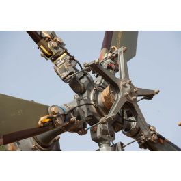 ImagesDéfense - Maintenance du rotor anticouple d'un hélicoptère Puma ...