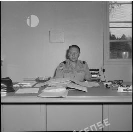 ImagesDéfense - Le général Beaufre commandant de la 2e DIMo dans son ...