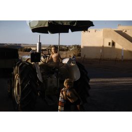ImagesDéfense - Fort Flatters, Nicole Barillet sur mon tracteur. Avril ...