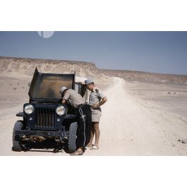ImagesDéfense - Jeep en panne. Environs de Fort Flatters. [légende d ...
