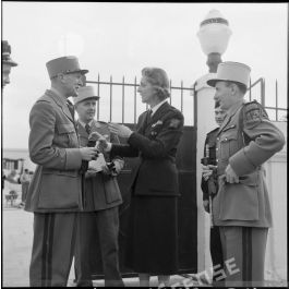 ImagesDéfense - Le général Allard s'entretient avec la comtesse du Luart.