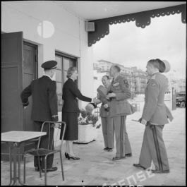 ImagesDéfense - Accueil du général Allard par la comtesse du Luart.