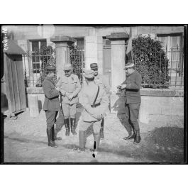 ImagesDéfense - Le général Duchêne devant son quartier général ...