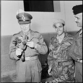 ImagesDéfense - Le général britannique Sir Hugh Stockwell s'intéresse à ...