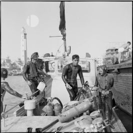 ImagesDéfense - Les nageurs de combat du commando Hubert inspectent les ...